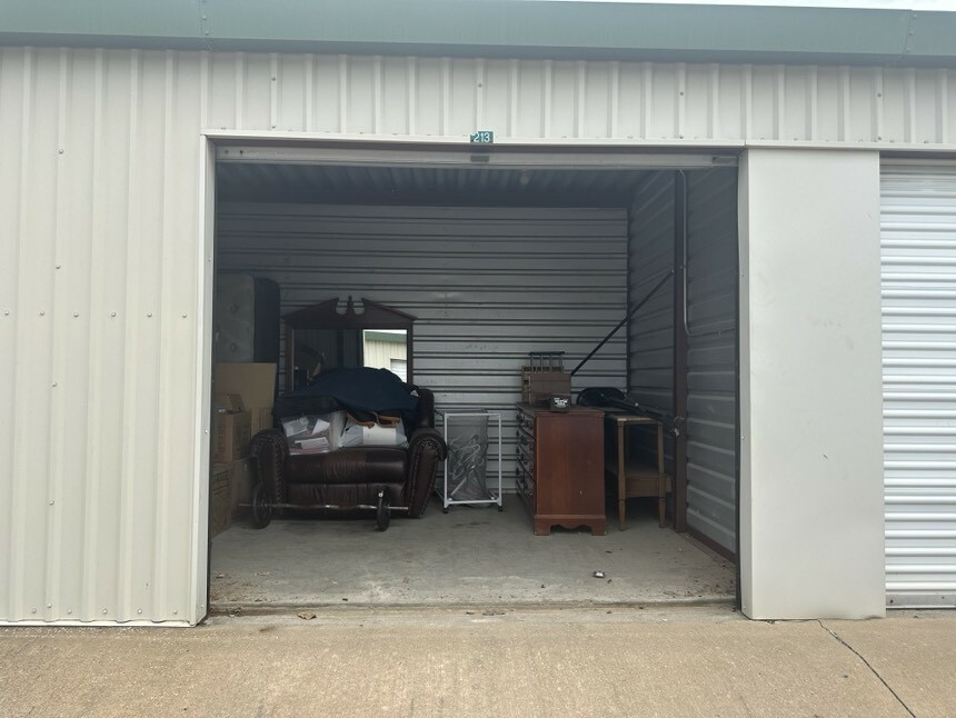 Storage Unit Auction in Sapulpa, OK at Easy Stop Storage - Sapulpa ...